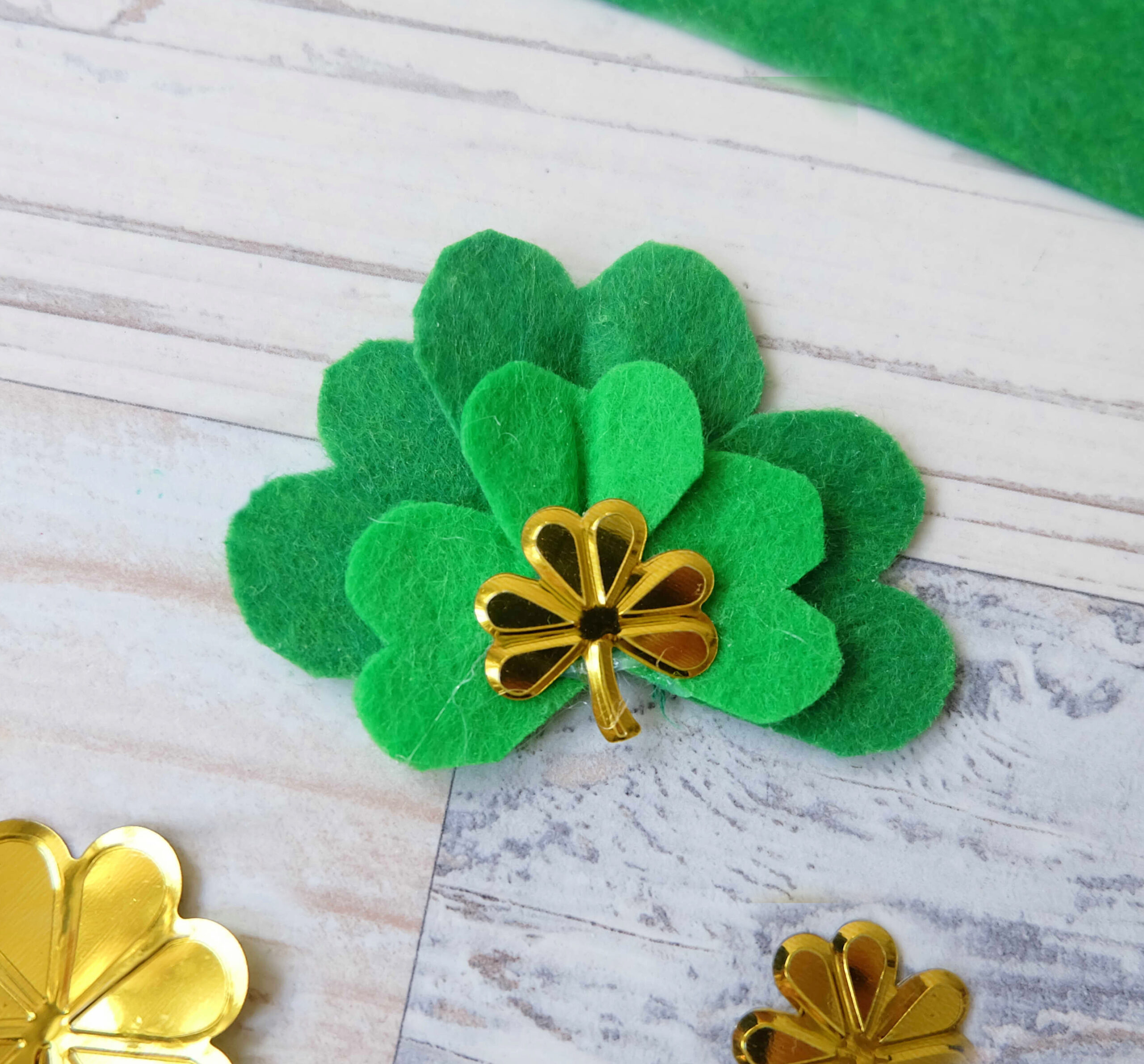 How to Make a Simple Felt Shamrock - Champagne and Sugarplums